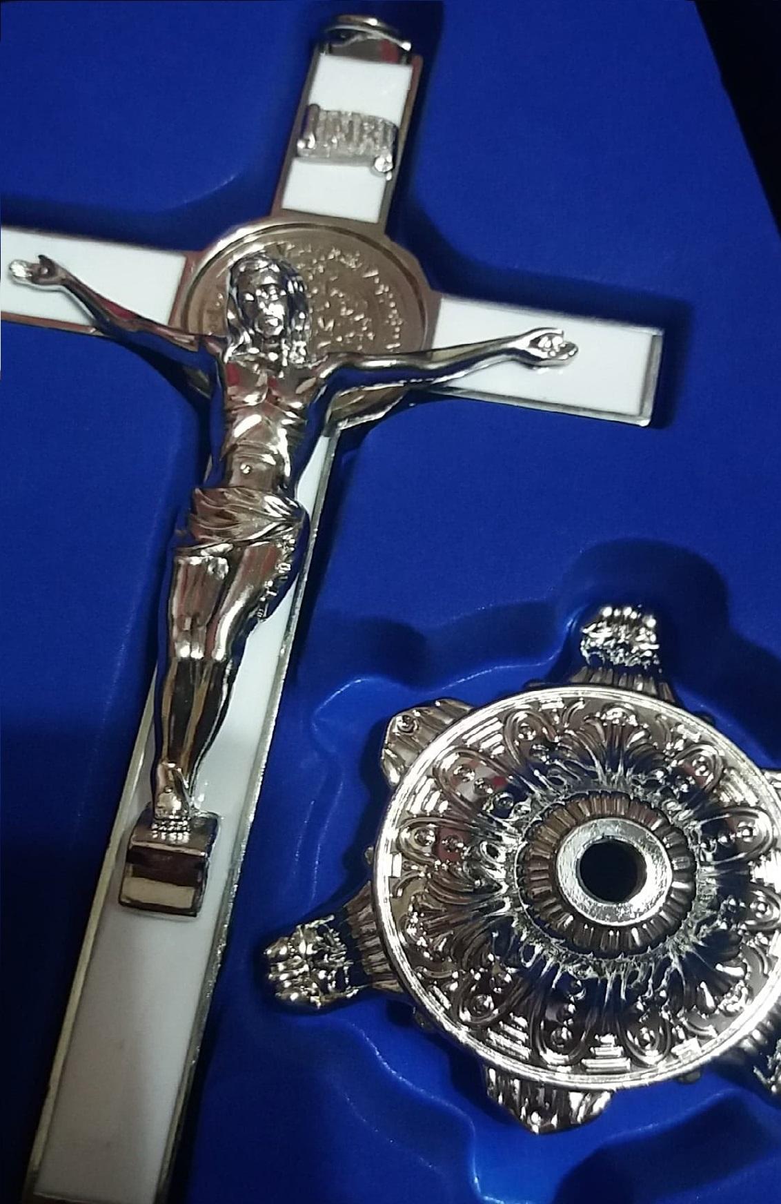 10.5 inches, LARGE white CRUCIFIX W/ST. BENEDICT AT THE BACK (LARGE ...