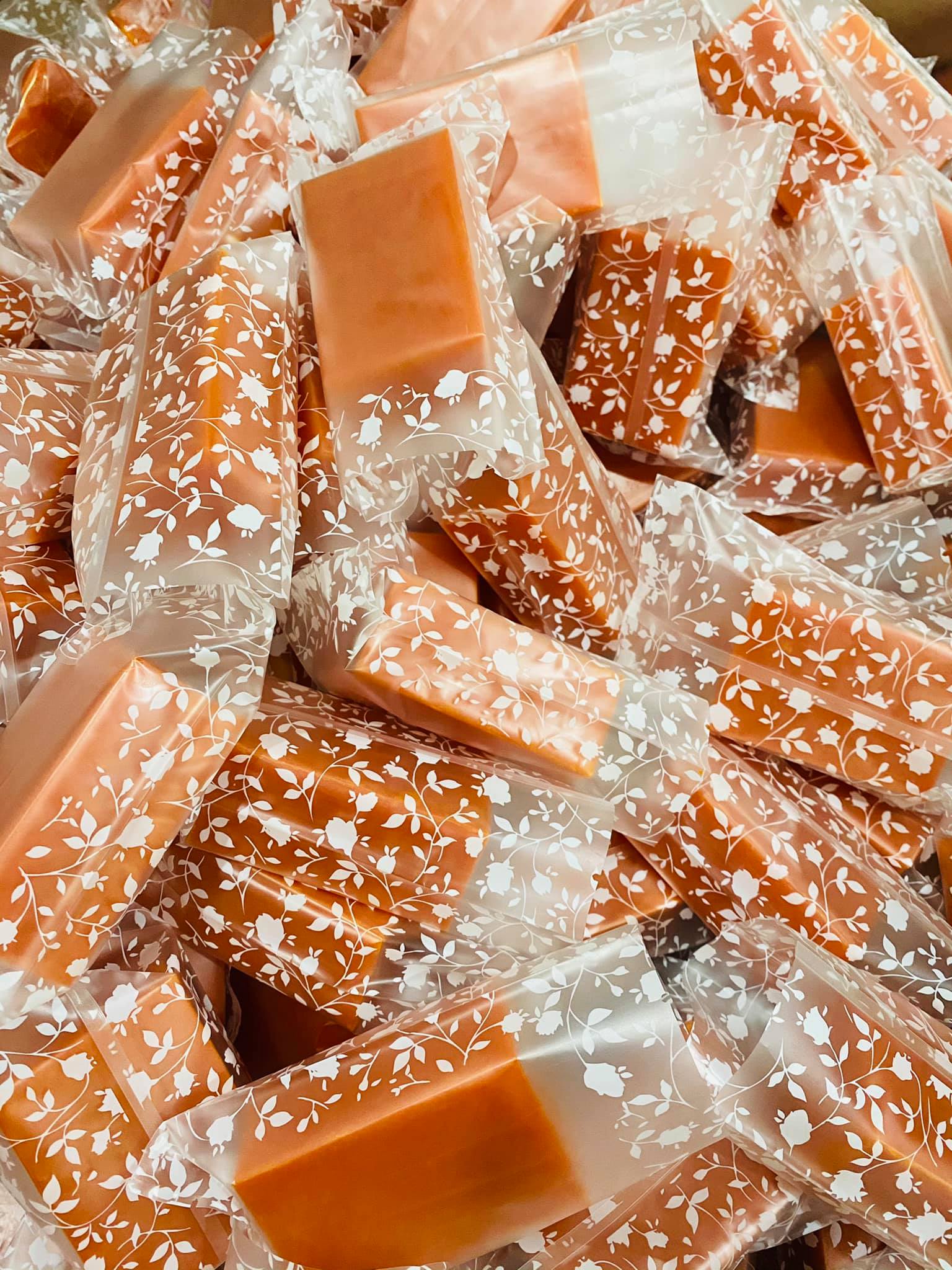 OMV PREMIUM WHITENING SOAPS - 135g Snail + Vitamin C Kojic Whipp Soap ...