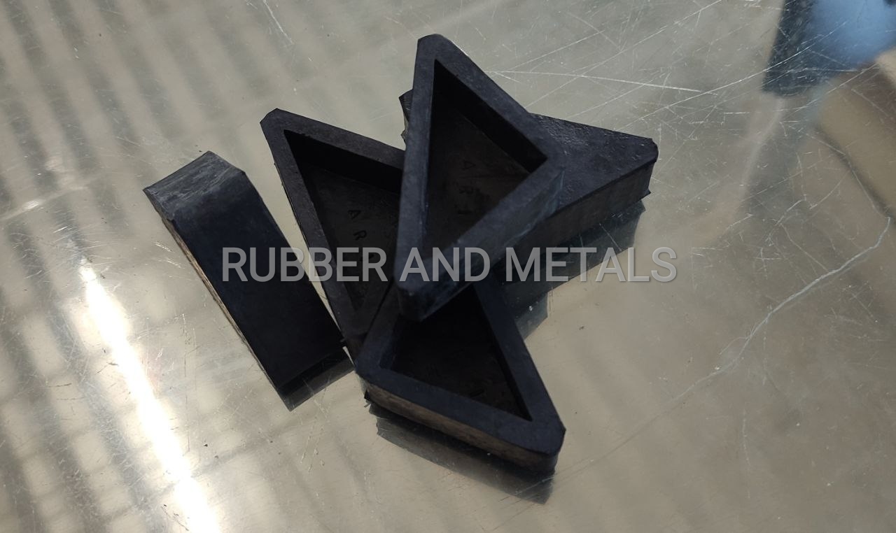 HEAVY DUTY 1 1/2 x 1 1/2 INCHES (3.8CM) Angular Triangle Rubber Footing ...