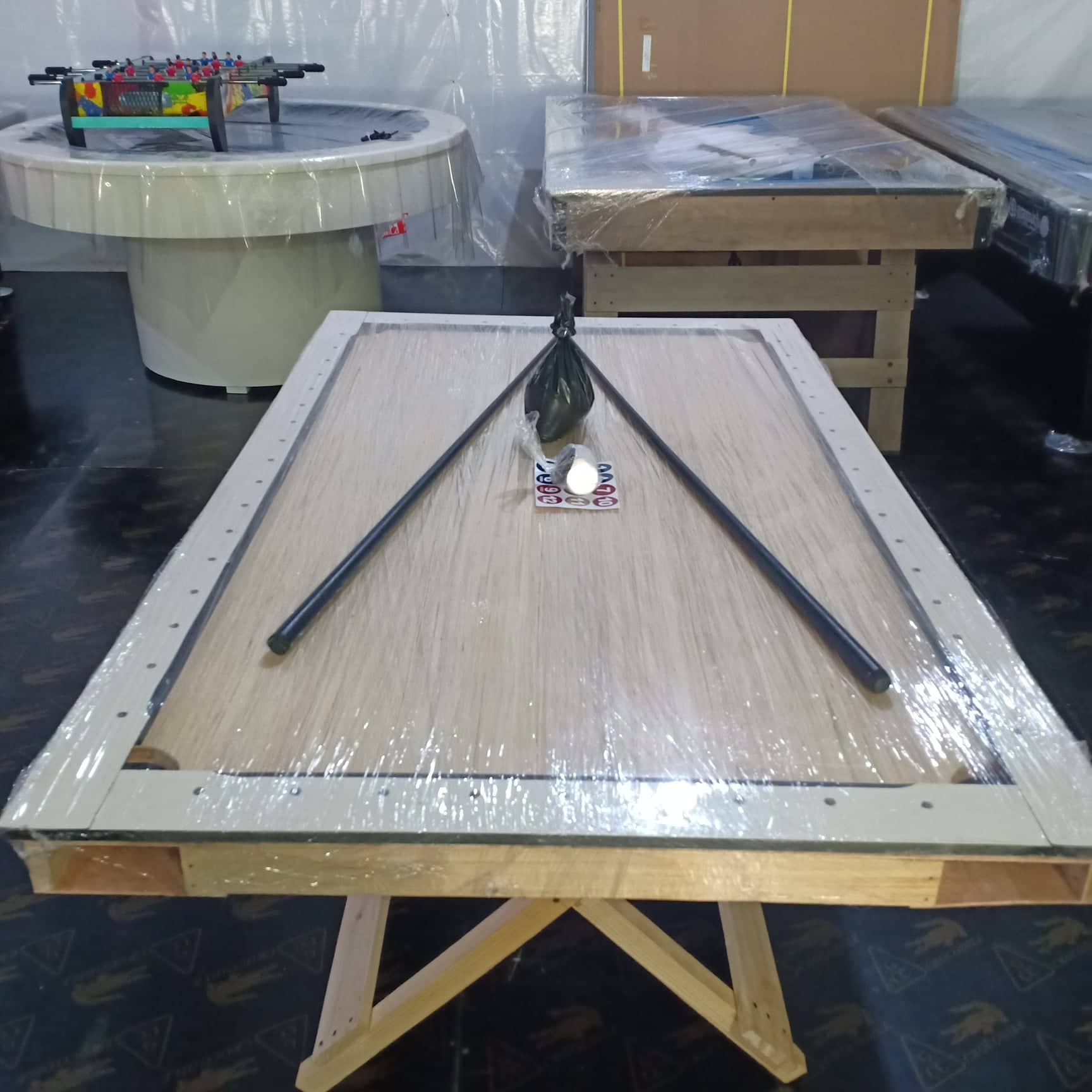 1 set 3x5 (NEW DESIGN) POOL TABLE WITH COMPLETE ACCESSORIES/GAMIT SA ...