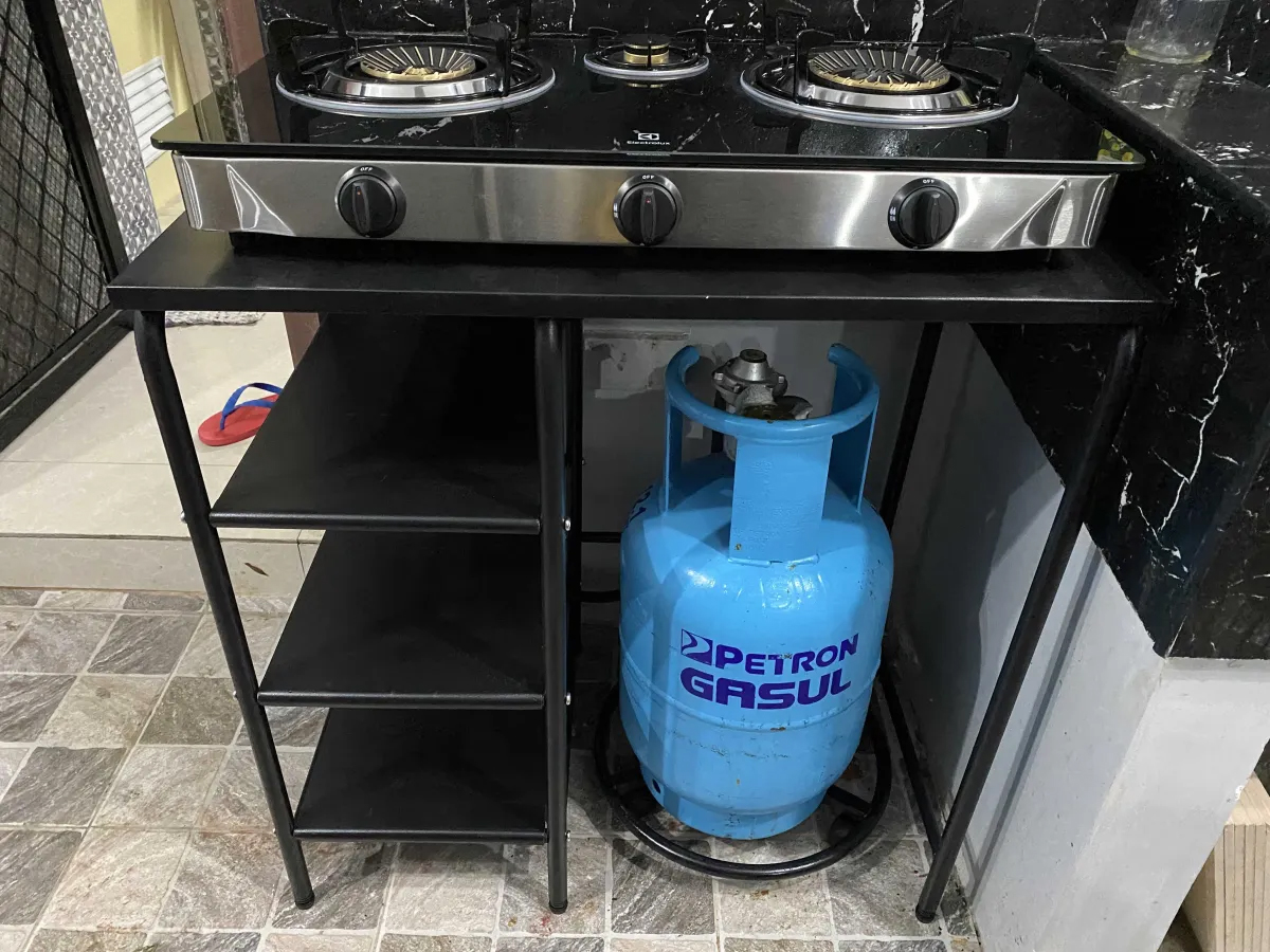 Home Black Metal Kitchen Gas Stove Space Organizer Rack With LPG Roller ...