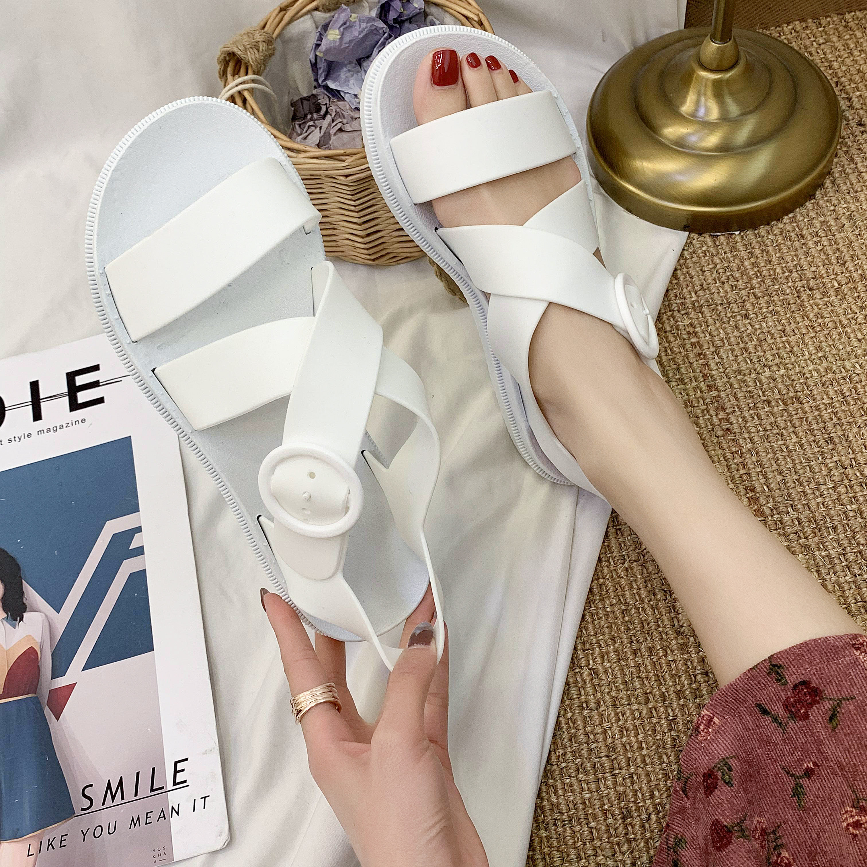 One word with Roman sandals cute solid color sandals Korean version of ...