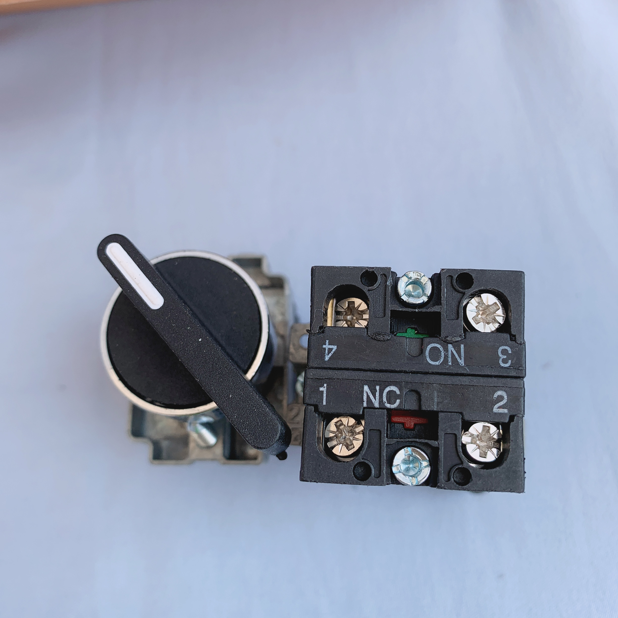 22mm Latching 2 -Position Rotary Selector Select Switch ZB2-BE101 ...