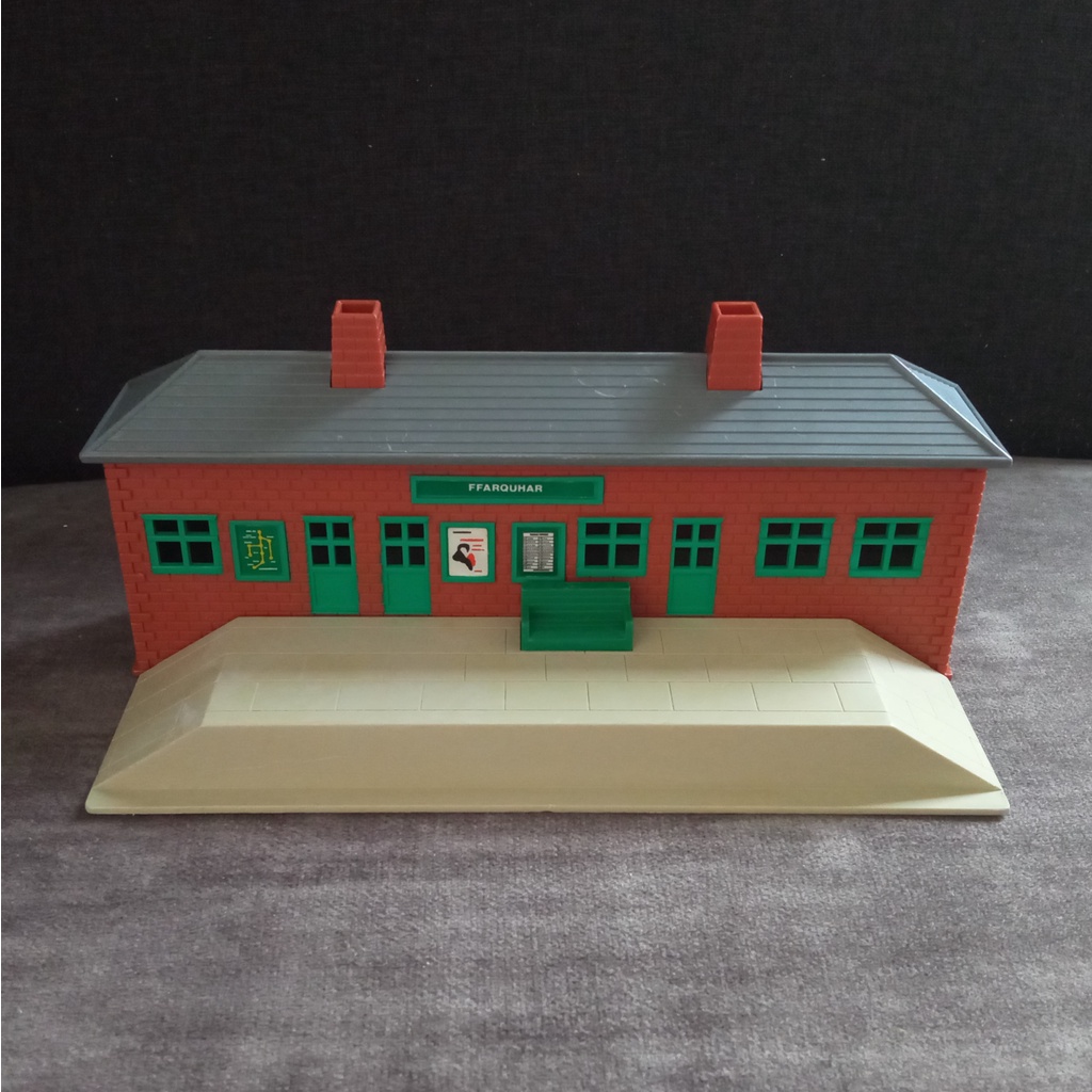 F0sPreloved Tomy Trackmaster Thomas FFARQUHAR station plarail rail ...