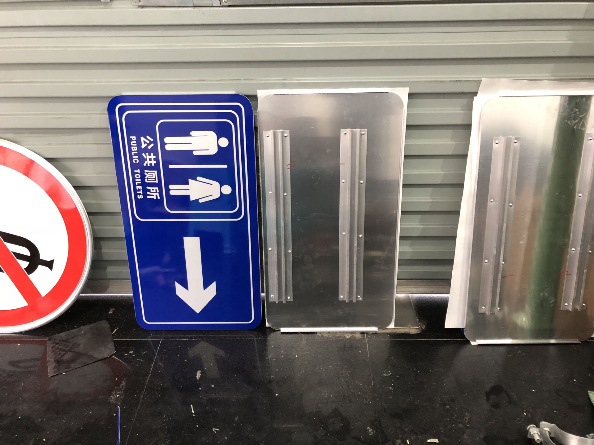 Outdoor public toilet signs, toilet signs, poles, hoops, installation ...