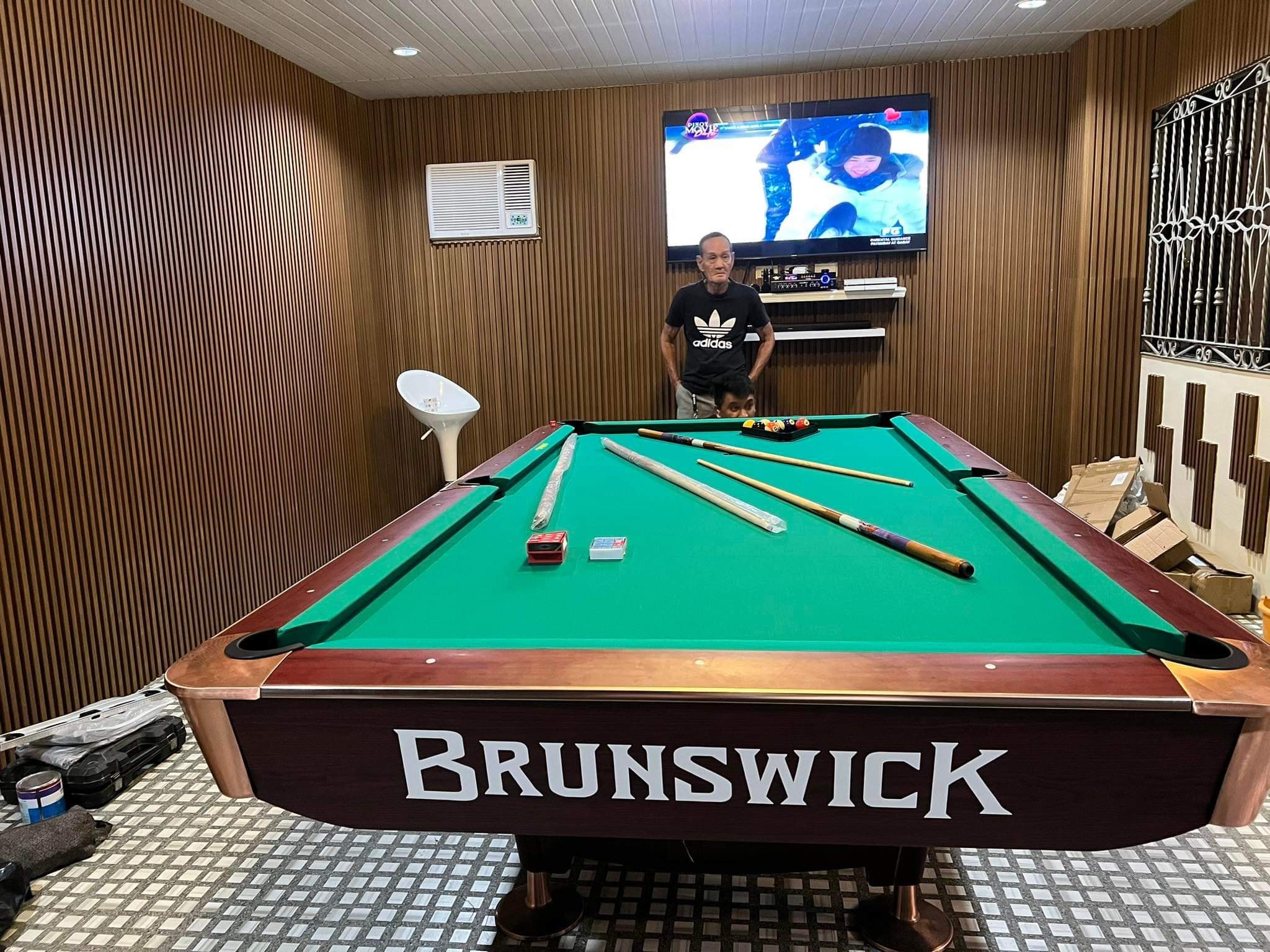 Brandnew Brunswick tournament size with complete set of accessories ...