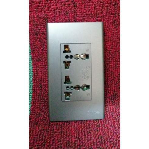 Omni Wide Series Duplex Universal Outlet w/ Ground & Plate (White or ...