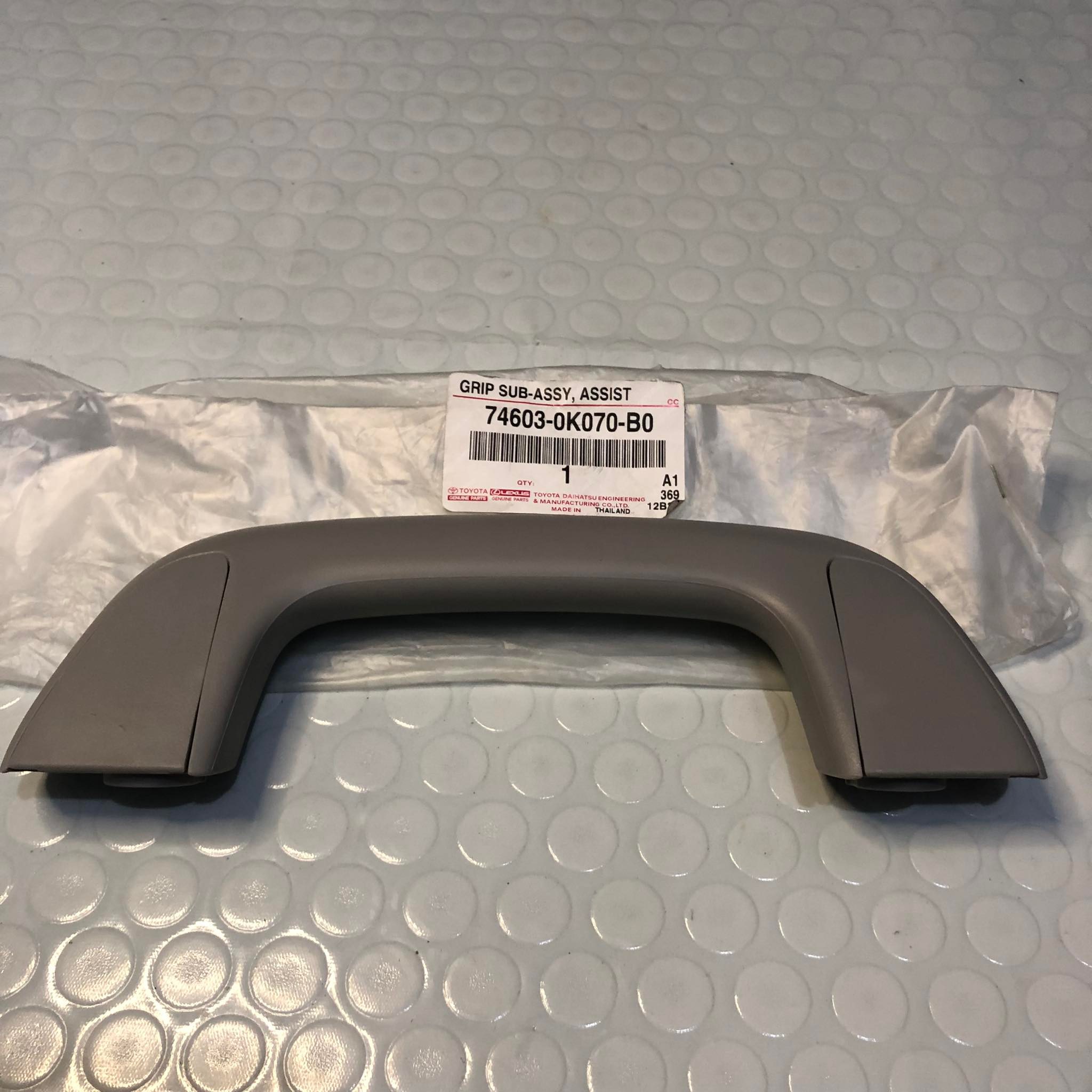 GENUINE TOYOTA GRAB HANDLE FOR FORTUNER/HILUX/INNOVA 2016-UP GRAY ...