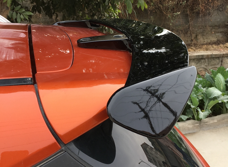 Automobile rear wing refitted with three-compartment hatchback SUV top ...