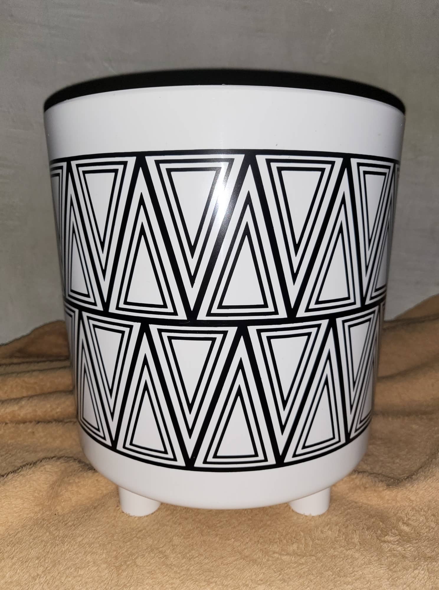 BIG triangle design / white pots for plants LARGE 9x9.5 inches / paso ...