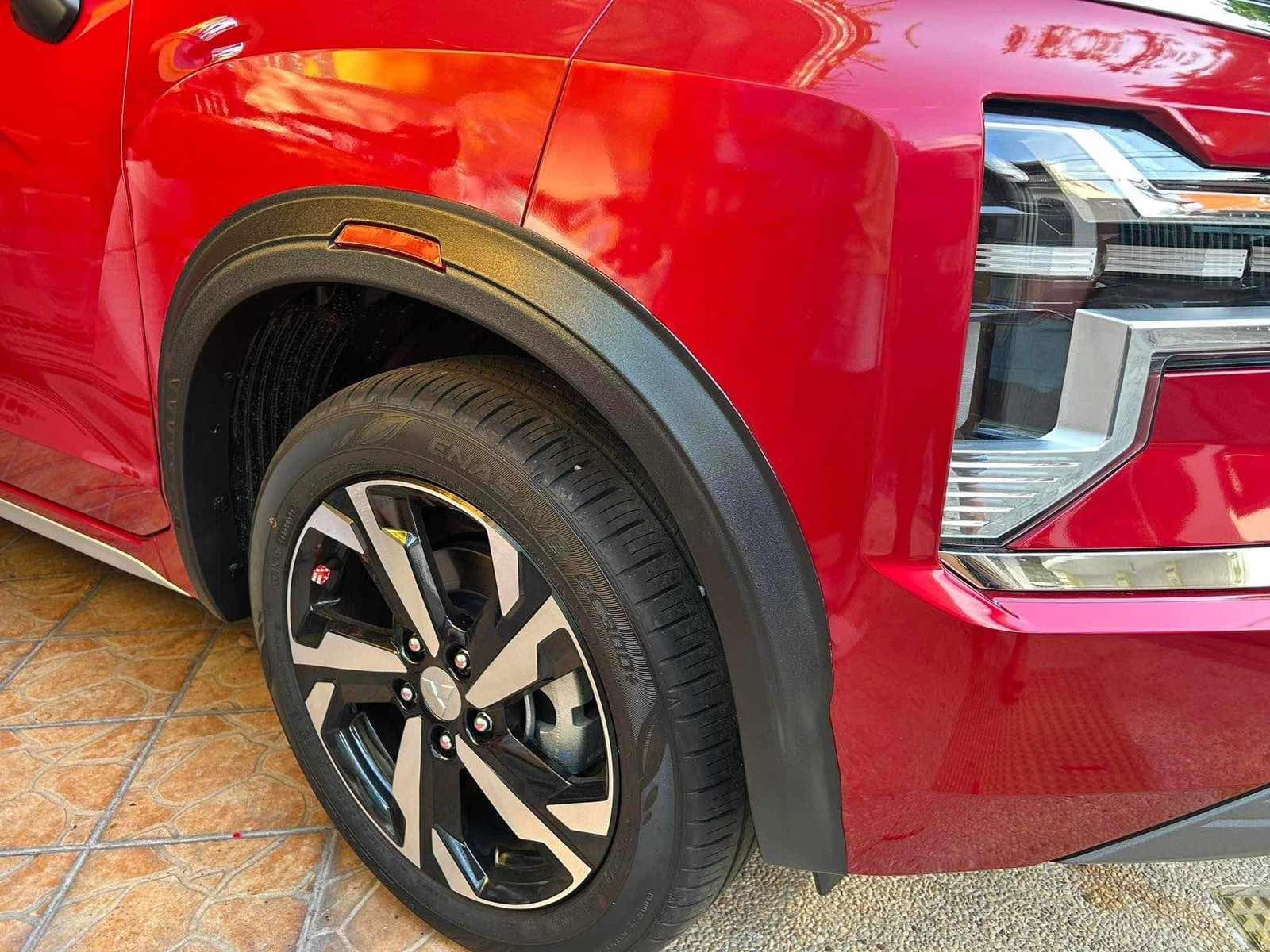 Mitsubishi Xpander 2018 to 2024 with Reflector Slim Fender Flare Black ...