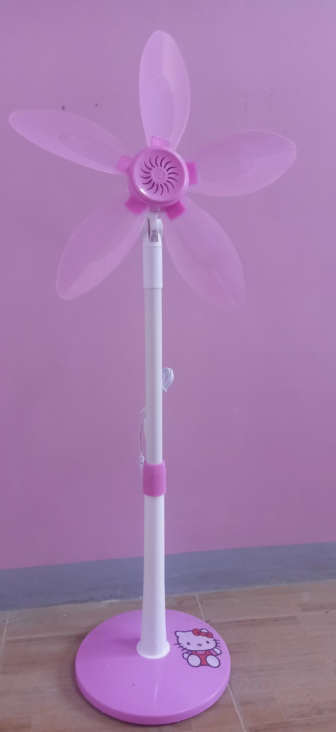 ZH Cute Design Stand Fan 5 Blades Portable Stand Fan Adjustable Mini