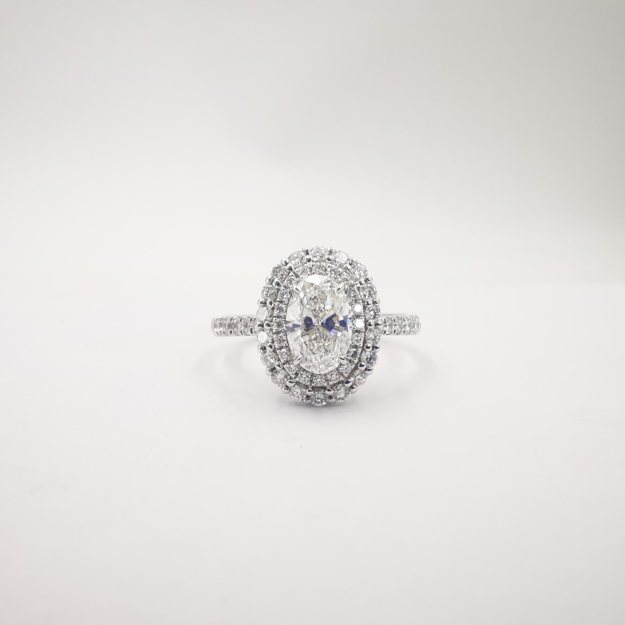 Mr. Stone Choice Ring Holder Oval Double-Layer in the Debris Surround ...