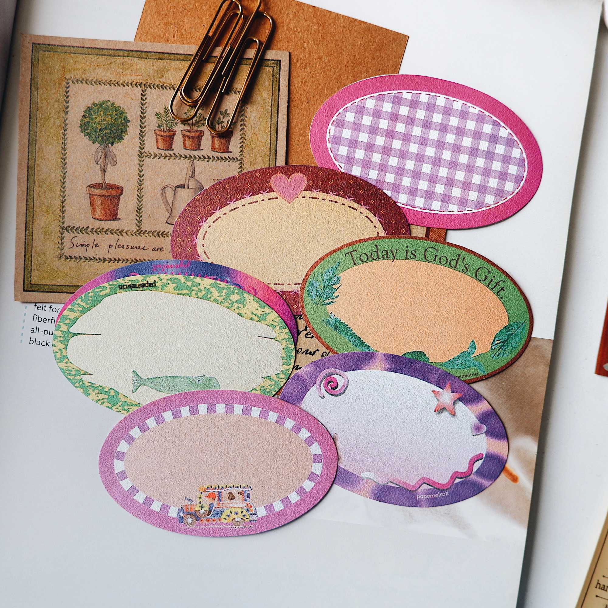Papemelroti Pack of 12 Colored Oval Gift Tags | Wrapping | Christmas ...