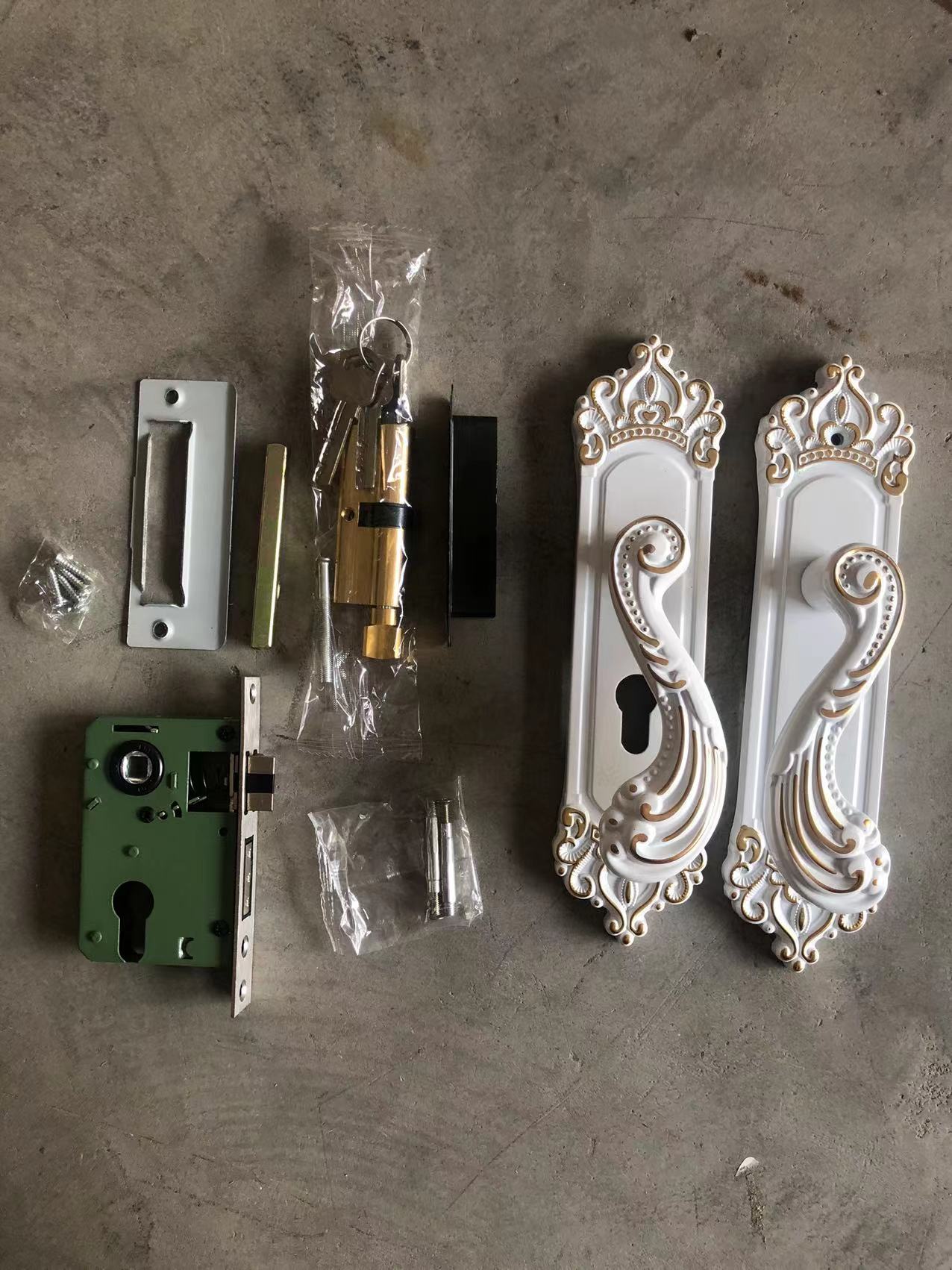 A full set of luxury door lock set door handle with 3 keys, suitable ...