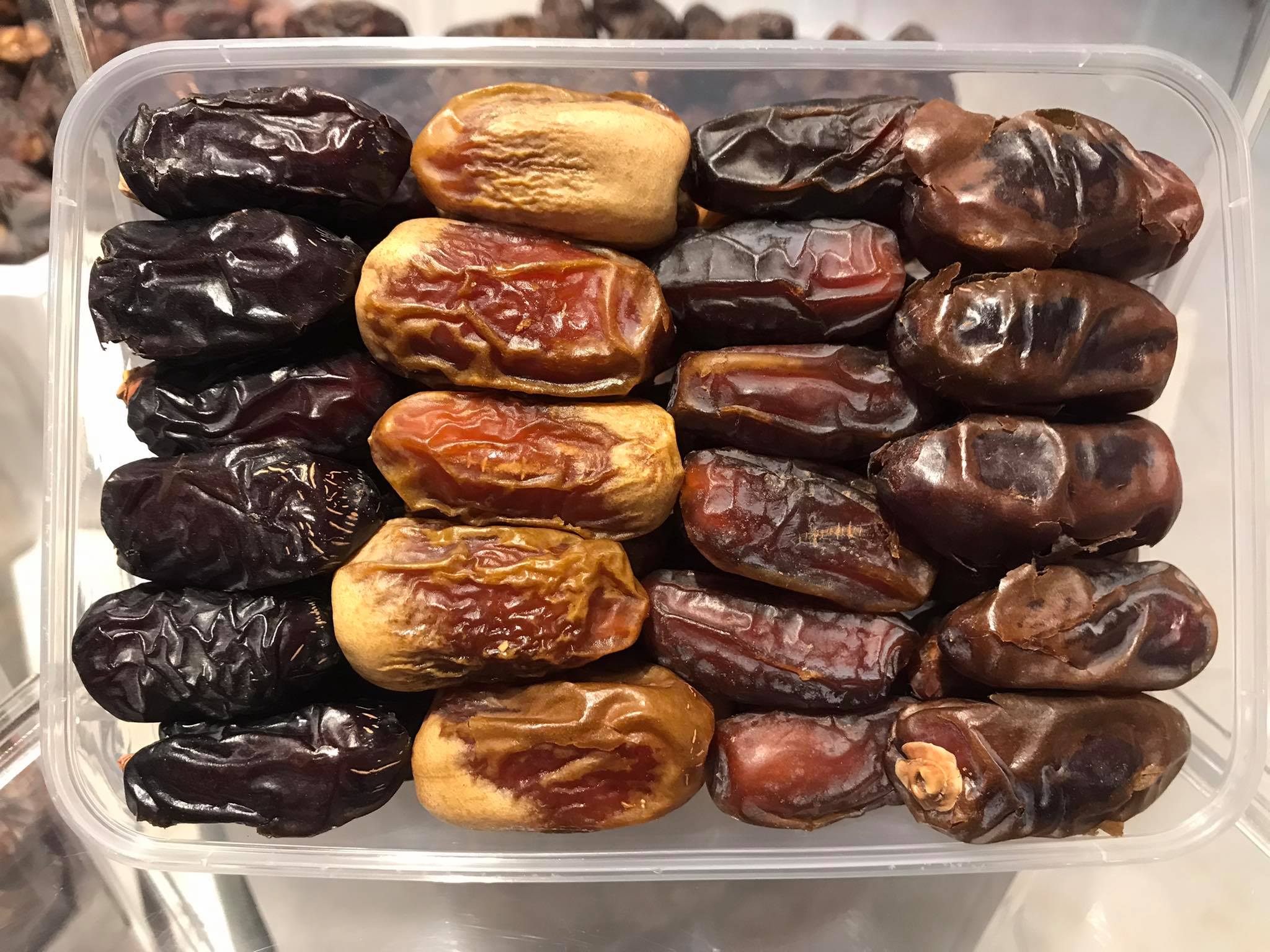 4 varieties of dates fruit 500 grams ( medjool, sagai,sheshi, kadrawi ...