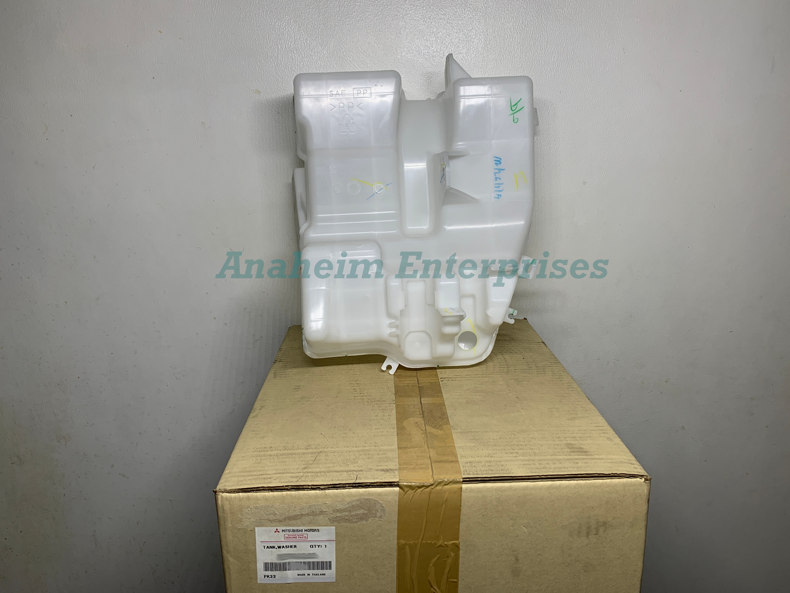 Mitsubishi L200 Triton Strada 2016 - 2018 Windshield Washer Tank ...